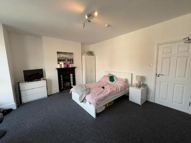 7 bedroom terraced house to rent