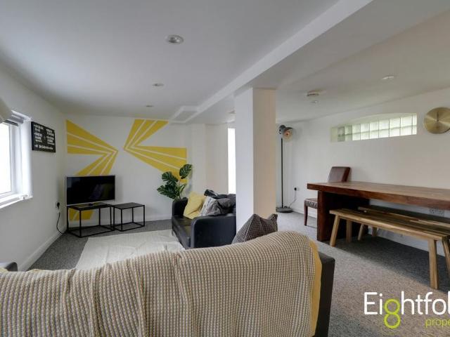 7 bedroom terraced house to rent