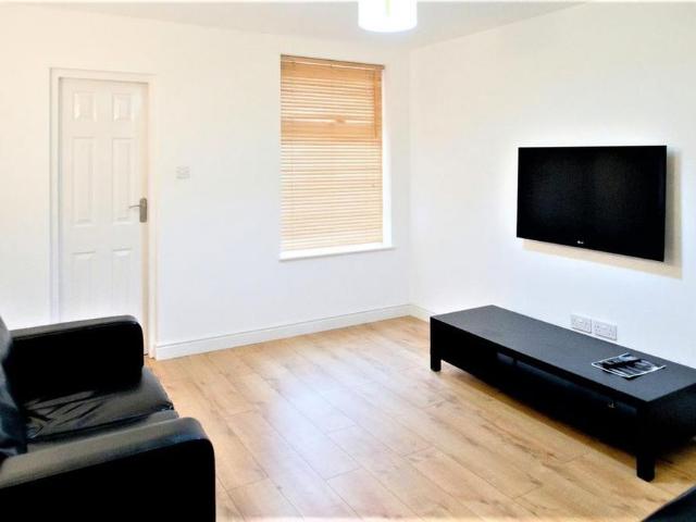 7 bedroom terraced house to rent