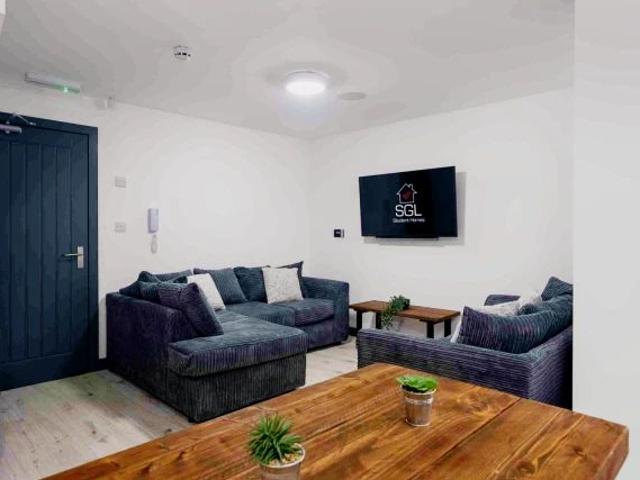 7 Beds 2 Baths