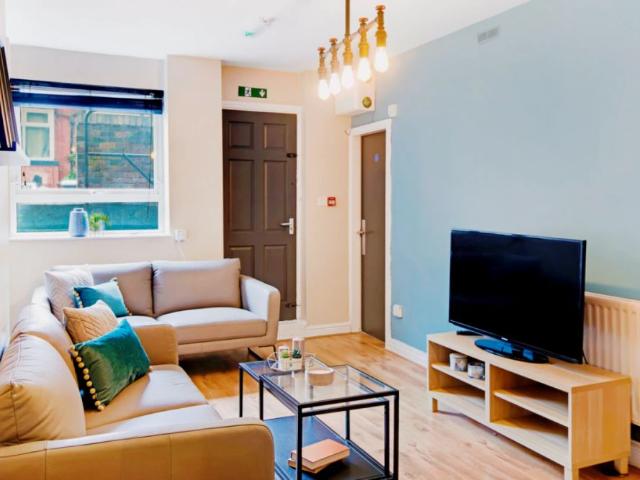 7 Beds 2 Baths