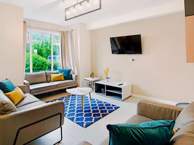 7 Beds 2 Baths