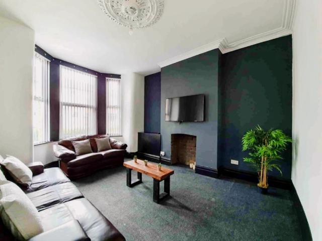 7 Beds 2 Baths