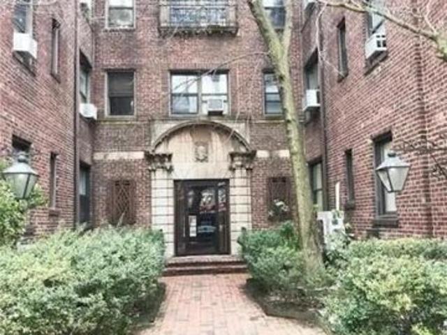 7 Bond St Apt 2C, Great Neck, NY 11021
