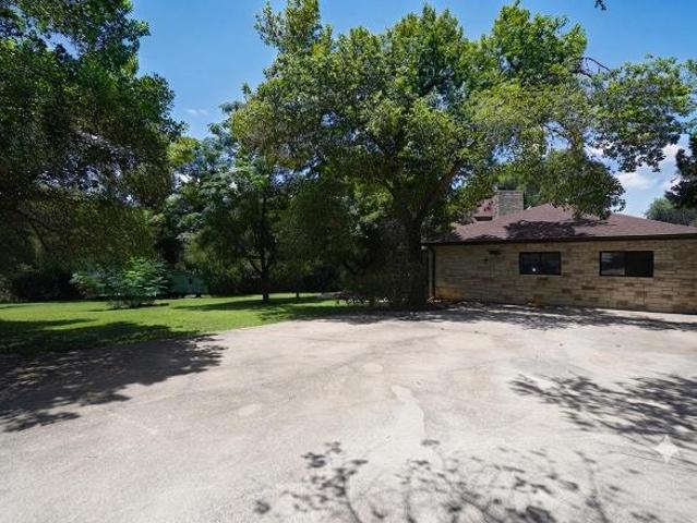 7 Br, 3 bath, Single Family 8 Woodhollow Trail