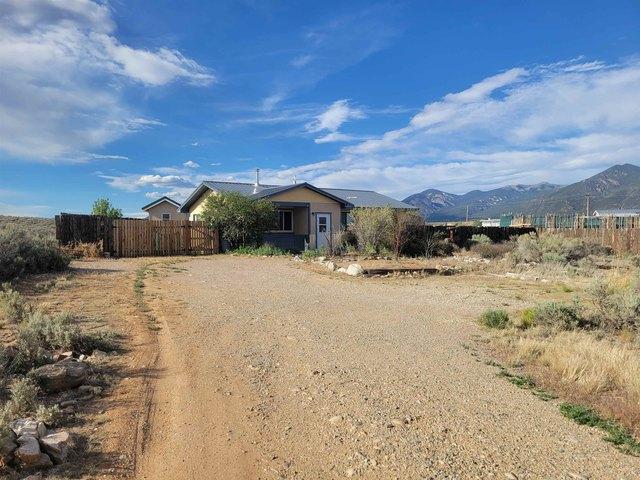 7 Camino Coyote, El Prado, NM 87529