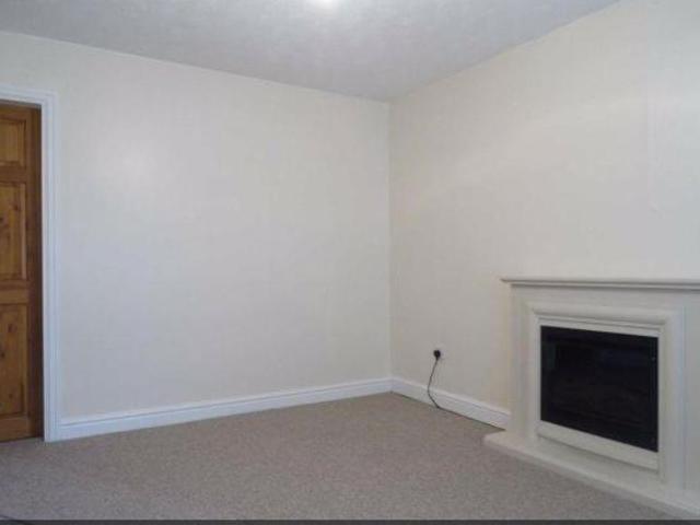 7 Campbell Close, Oswestry, SY11 2XW 3 bed semi detached house to rent £750 pcm £173 pw