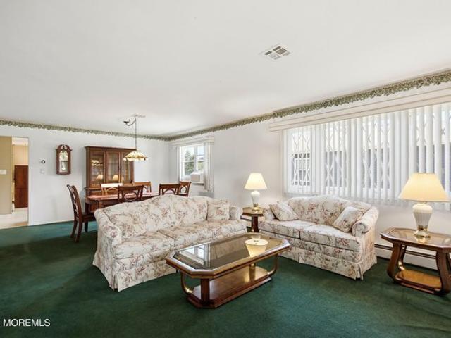7 Canaries Ct, Toms River, NJ 08757