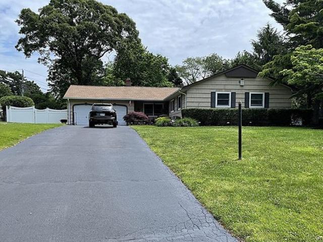 7 Carrie Ct, Smithtown, NY 11787