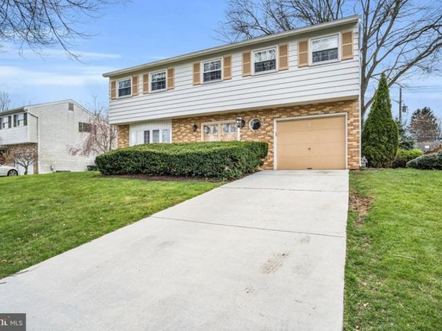 7 Center Dr, Camp Hill, PA 17011