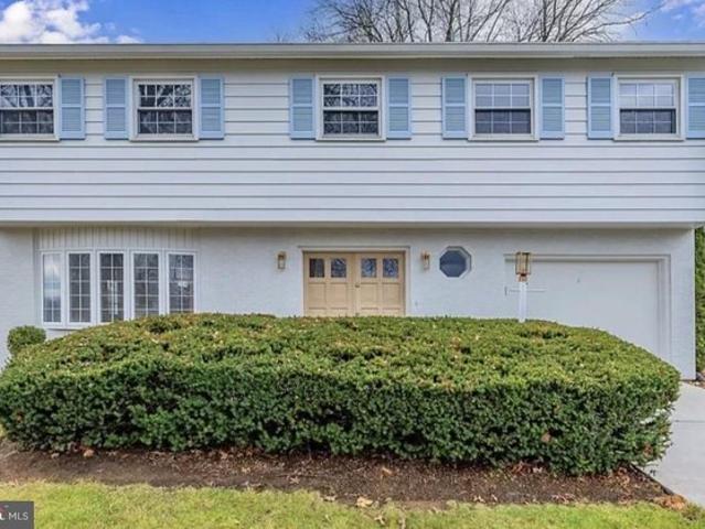 7 Center Dr, Camp Hill, PA 17011