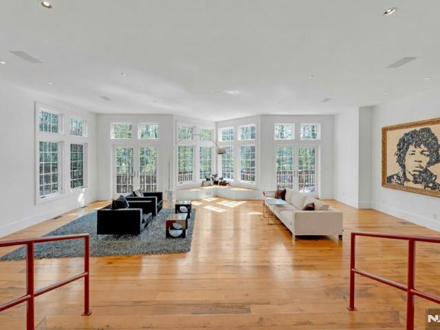 7 Charney Place