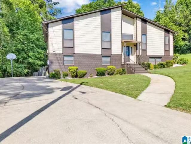 7 COACH HOUSE CIR, BESSEMER, AL 35022 Single Family Residence.