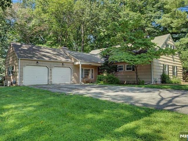 7 Commanche Trl, Oakland, NJ 07436