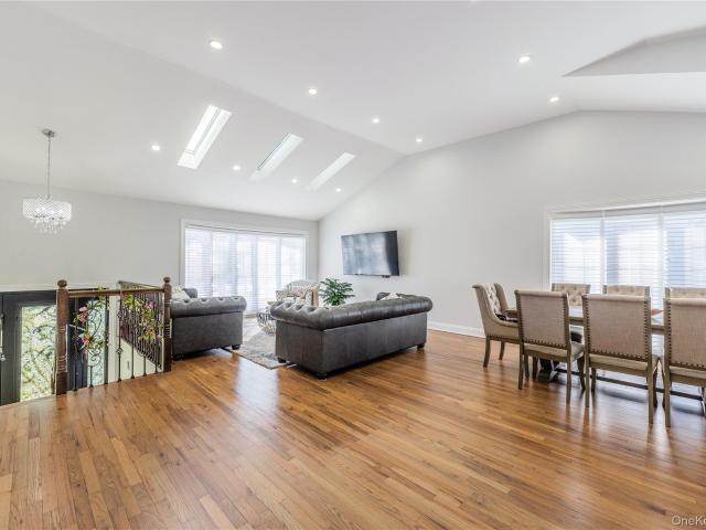 7 Dunhill Rd, Manhasset Hills, NY 11040 | MLS #1005