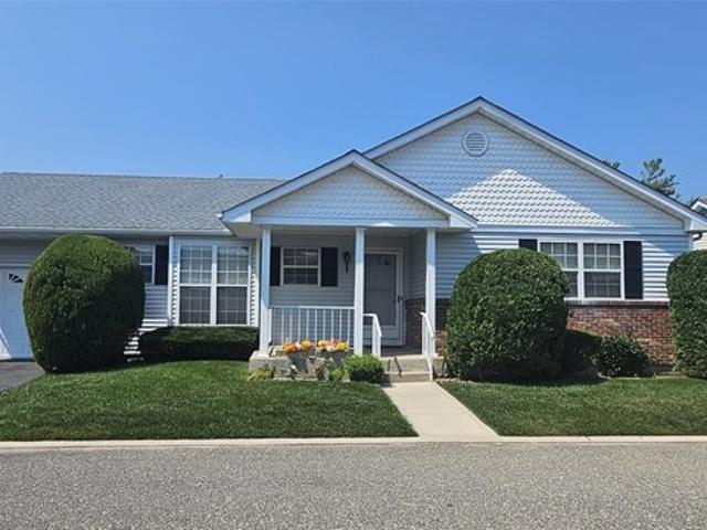 7 Daria Dr, Oakdale, NY 11769
