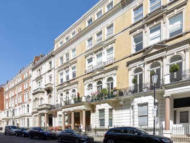 7 De Vere Gardens, London, W8 Studio to rent £2,000 pcm £462 pw