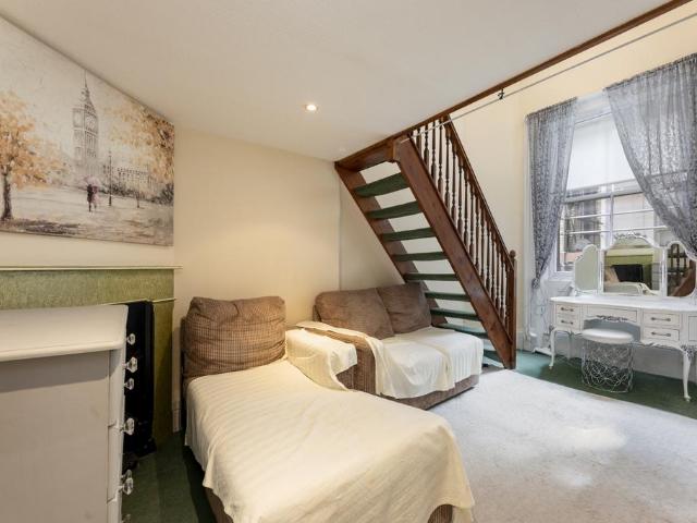 7 De Vere Gardens, London, W8 Studio to rent £2,100 pcm £485 pw