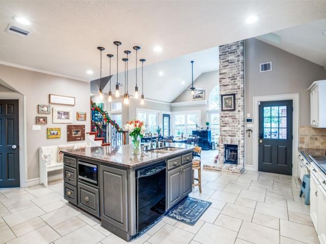 7 Deer Lake Ct, The Woodlands, TX