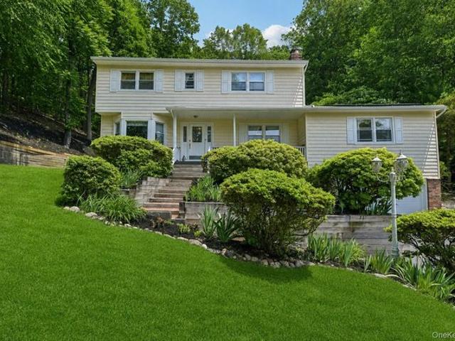 7 Diana Hl, Huntington, NY 11743