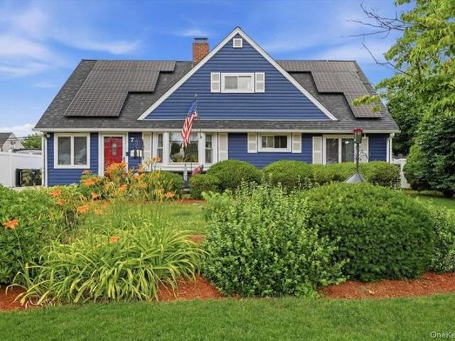 7 Disc Ln, Wantagh, NY 11793