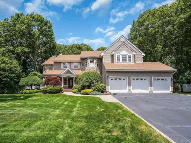 7 Dorm Ct, East Setauket, NY 11733