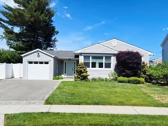 7 Eva Ln, Plainview, NY 11803