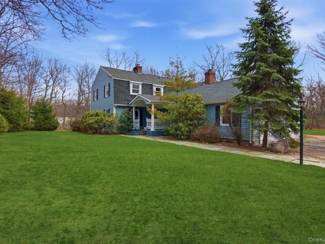 7 E Gate Ln, Setauket, NY 11733
