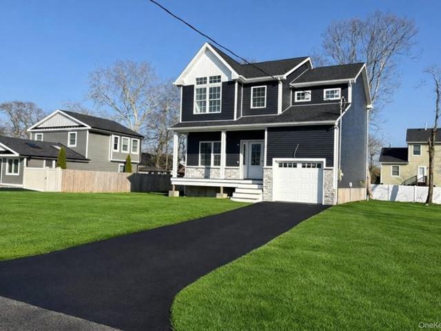 7 Edgewater Dr, Mastic Beach, NY 11951