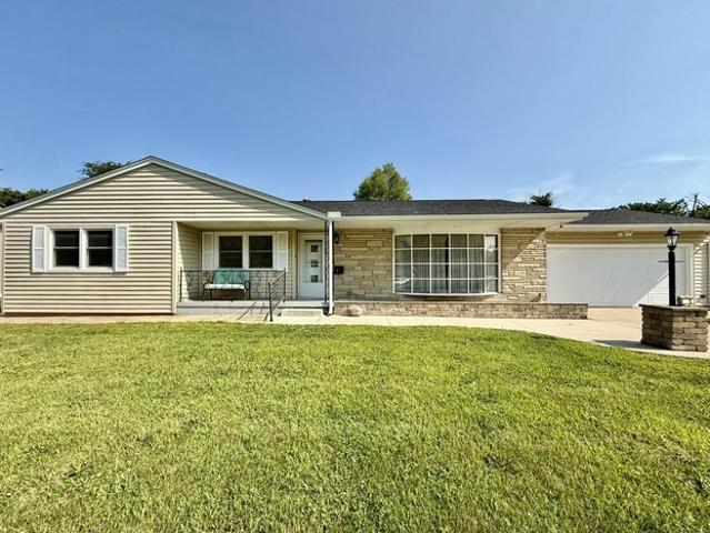 7 Edgewood Dr, Kewanee, IL 61443