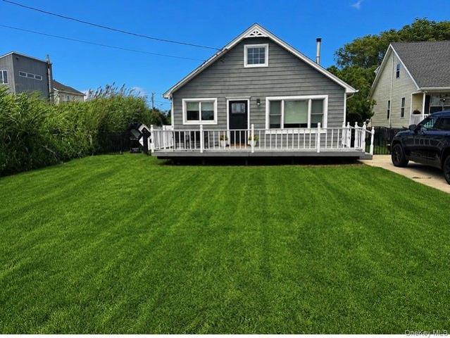 7 Edwards Dr, Shirley, NY 11967