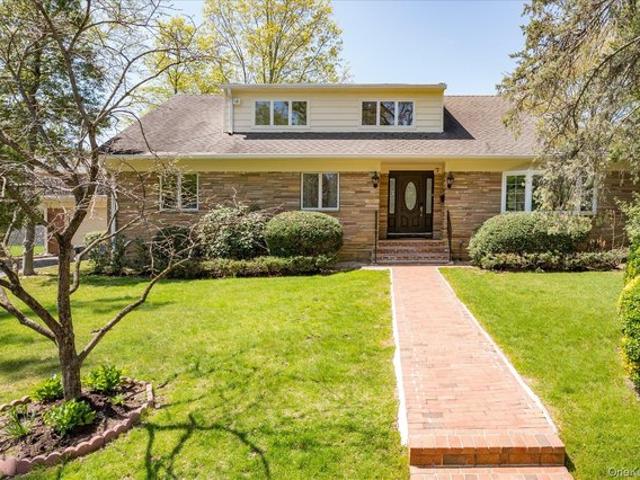 7 Elliot Rd, Great Neck, NY 11021