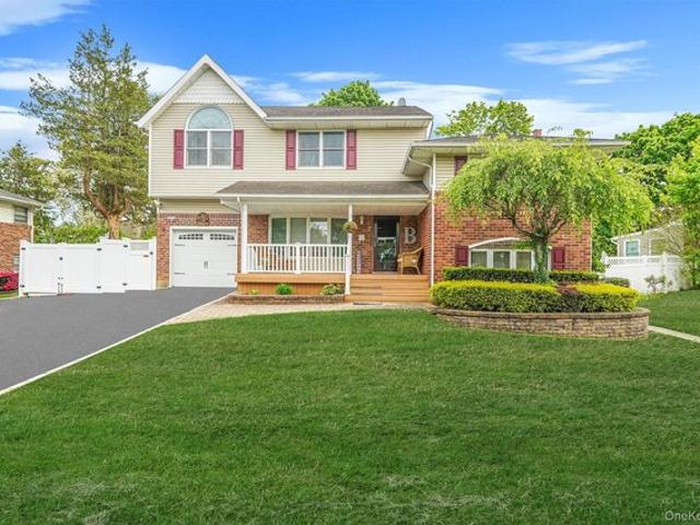 7 Elmwood Rd, Deer Park, NY 11729