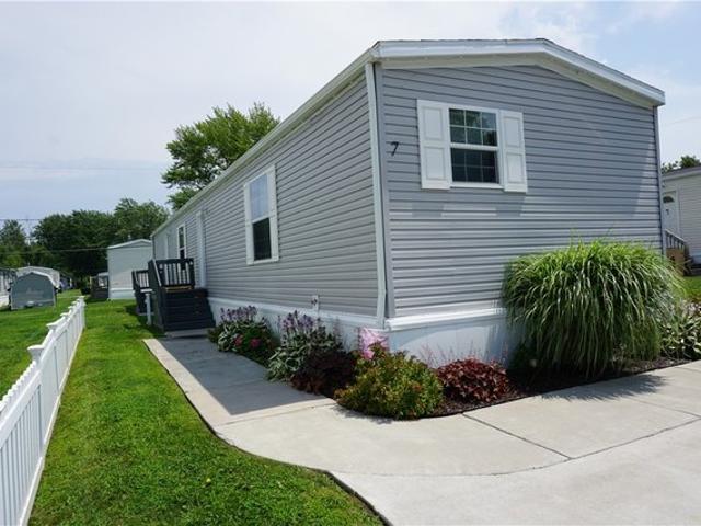 7 Farmingdale Dr, Hamlin, NY 14464