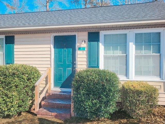 7 Fox Hill Dr, Kilmarnock, VA 22482
