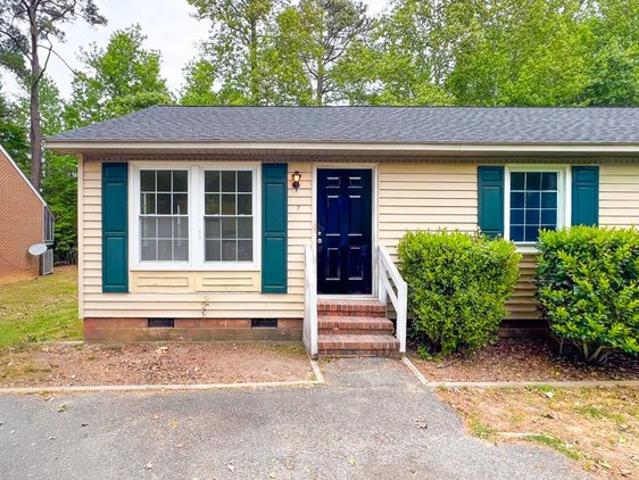 7 Fox Hill Dr, Kilmarnock, VA 22482