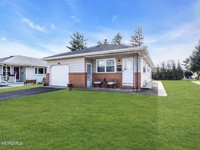 7 Georgetown Dr, Toms River, NJ 08757