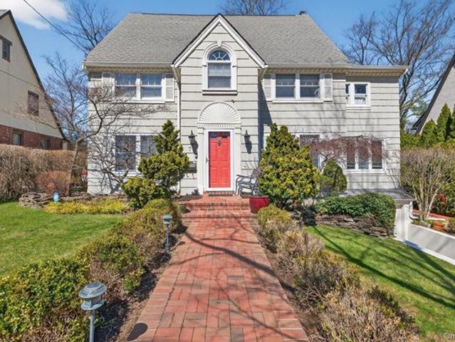 7 Grace Ct N, Great Neck, NY 11021