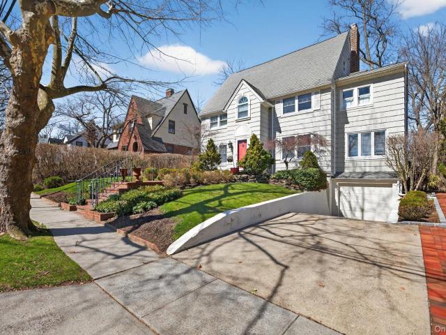 7 Grace Ct N, Great Neck, NY 11021 | MLS #980878 | Compass