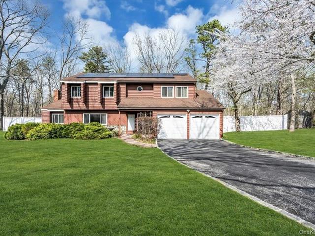 7 Hastings Dr, Ridge, NY 11961