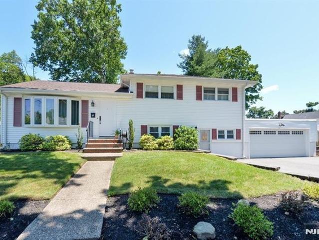 7 Harrison St, Dumont, NJ 07628