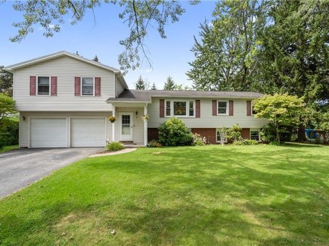 7 Havenwood Dr, Brockport, NY 14420