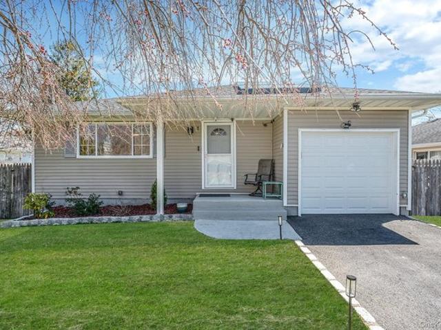 7 Hollywood Dr, Shirley, NY 11967