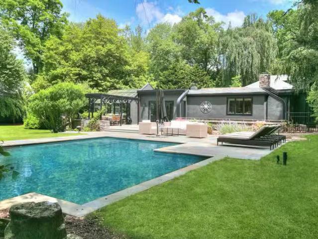 7 INDIAN POINT LN, WESTPORT, CT 06880 Single Family Residence.