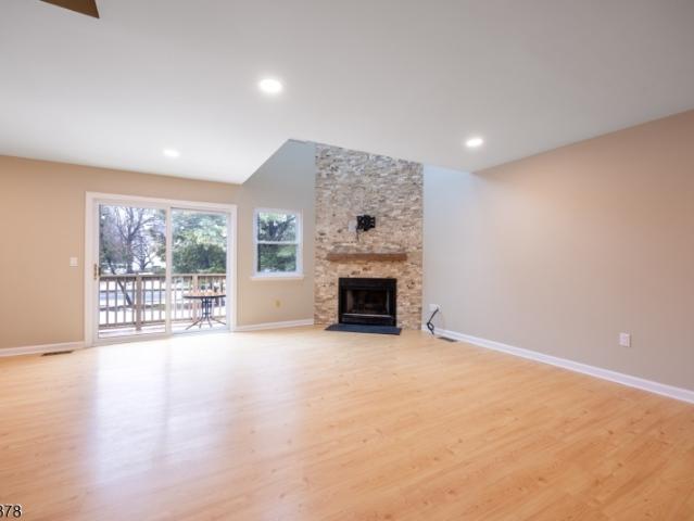 7 Lake Ct