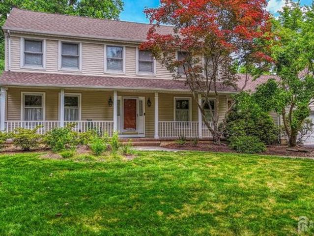 7 Lake Farrington Dr, North Brunswick, NJ 08902