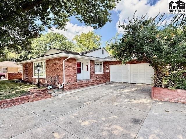 7 Lazy Ln, Hutchinson, KS 67502
