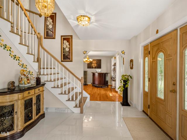 7 Ledgewood Drive