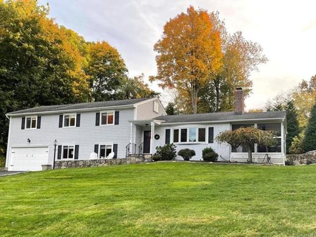 7 Lilac Ln, Norwalk, CT 06851