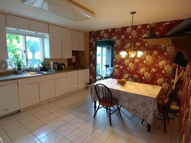 7 Longwood Dr, Albany, NY 12211